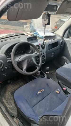 Balts Peugeot Partner 2010 Rīga, ar dzinēja tilpumu 1.60 L un nobraukumu 253 tūkst. km par 350 €, foto 5 vietnē AUTOMOTO.COM.LV
