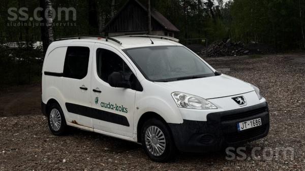 White Peugeot Partner 2012 in Riga, with an engine capacity of 1.60 L and mileage of 211 thousand km for 1700 €, photo 2 on AUTOMOTO.COM.LV