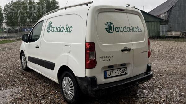 White Peugeot Partner 2012 in Riga, with an engine capacity of 1.60 L and mileage of 211 thousand km for 1700 €, photo 4 on AUTOMOTO.COM.LV
