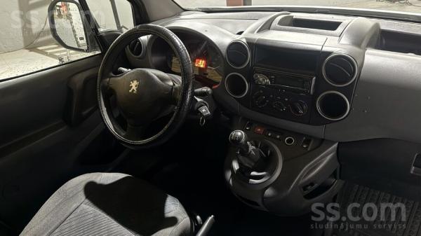 White Peugeot Partner 2012 in Riga, with an engine capacity of 1.60 L and mileage of 211 thousand km for 1700 €, photo 7 on AUTOMOTO.COM.LV