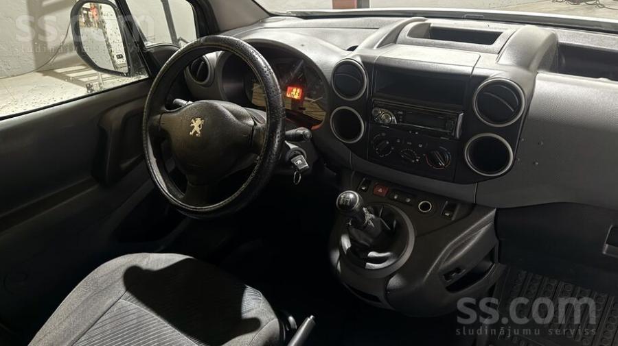 White Peugeot Partner 2012 in Riga, with an engine capacity of 1.60 L and mileage of 211 thousand km for 1700 €, photo 8 on AUTOMOTO.COM.LV