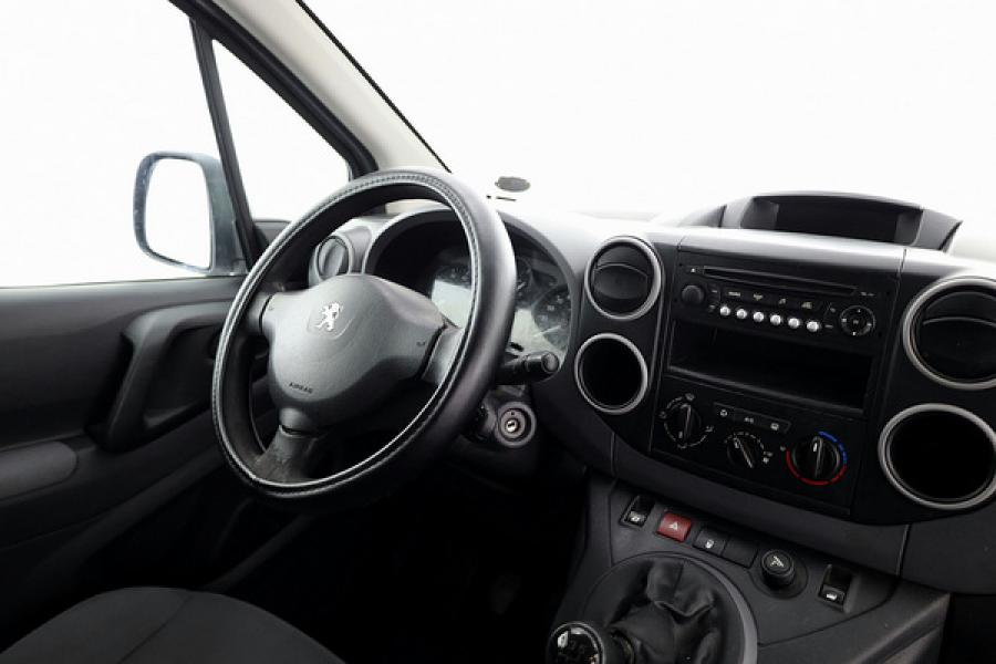 Balts Peugeot Partner 2013 Tallina, ar dzinēja tilpumu 1.60 L un nobraukumu 199 tūkst. km par 2299 €, foto 6 vietnē AUTOMOTO.COM.LV