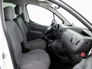 Balts Peugeot Partner 2013 Tallina, ar dzinēja tilpumu 1.60 L un nobraukumu 199 tūkst. km par 2299 €, foto 14 vietnē AUTOMOTO.COM.LV