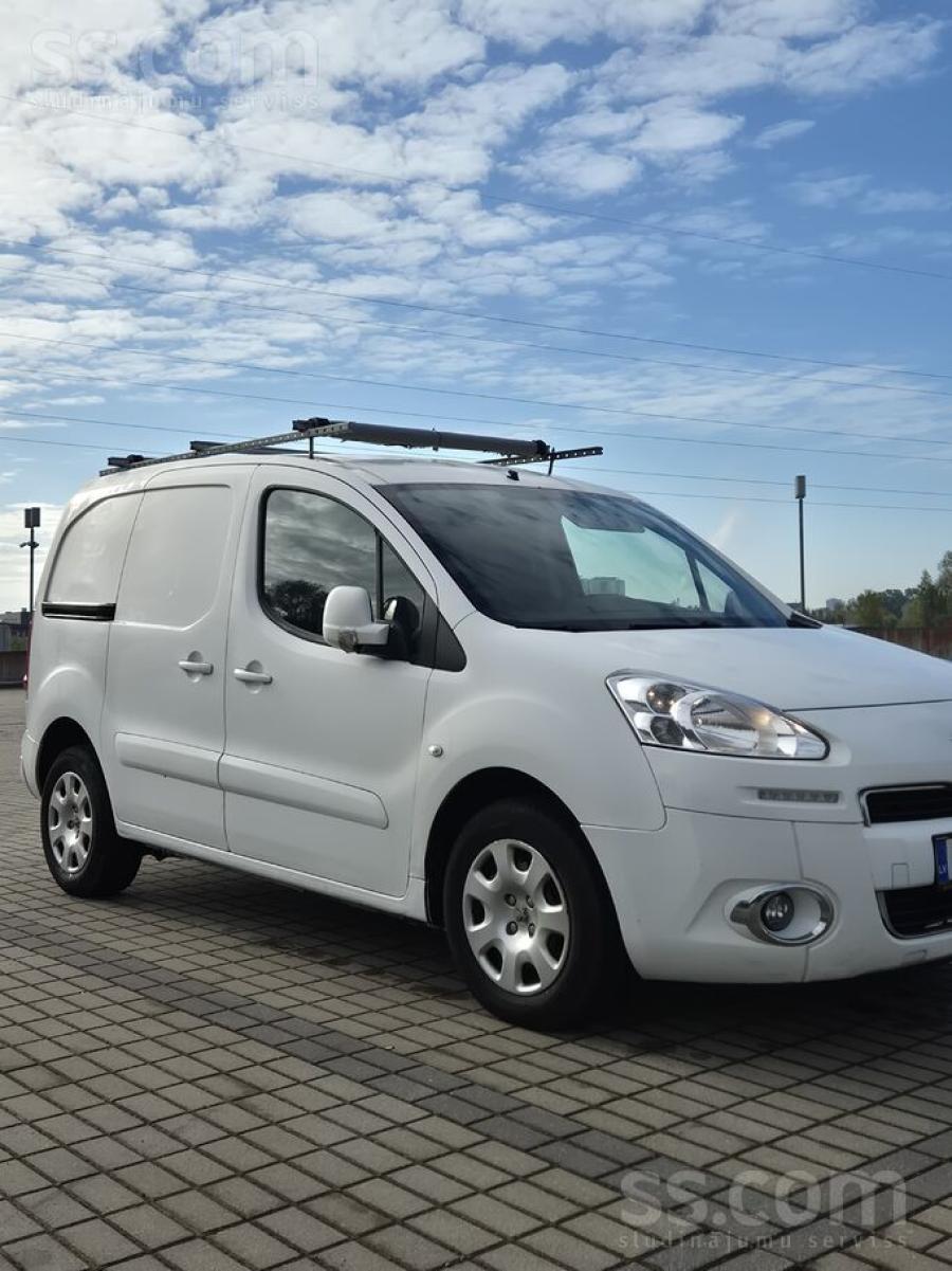 White Peugeot Partner 2015 in Riga, with an engine capacity of 1.60 L and mileage of 243 thousand km for 2800 €, photo 1 on AUTOMOTO.COM.LV