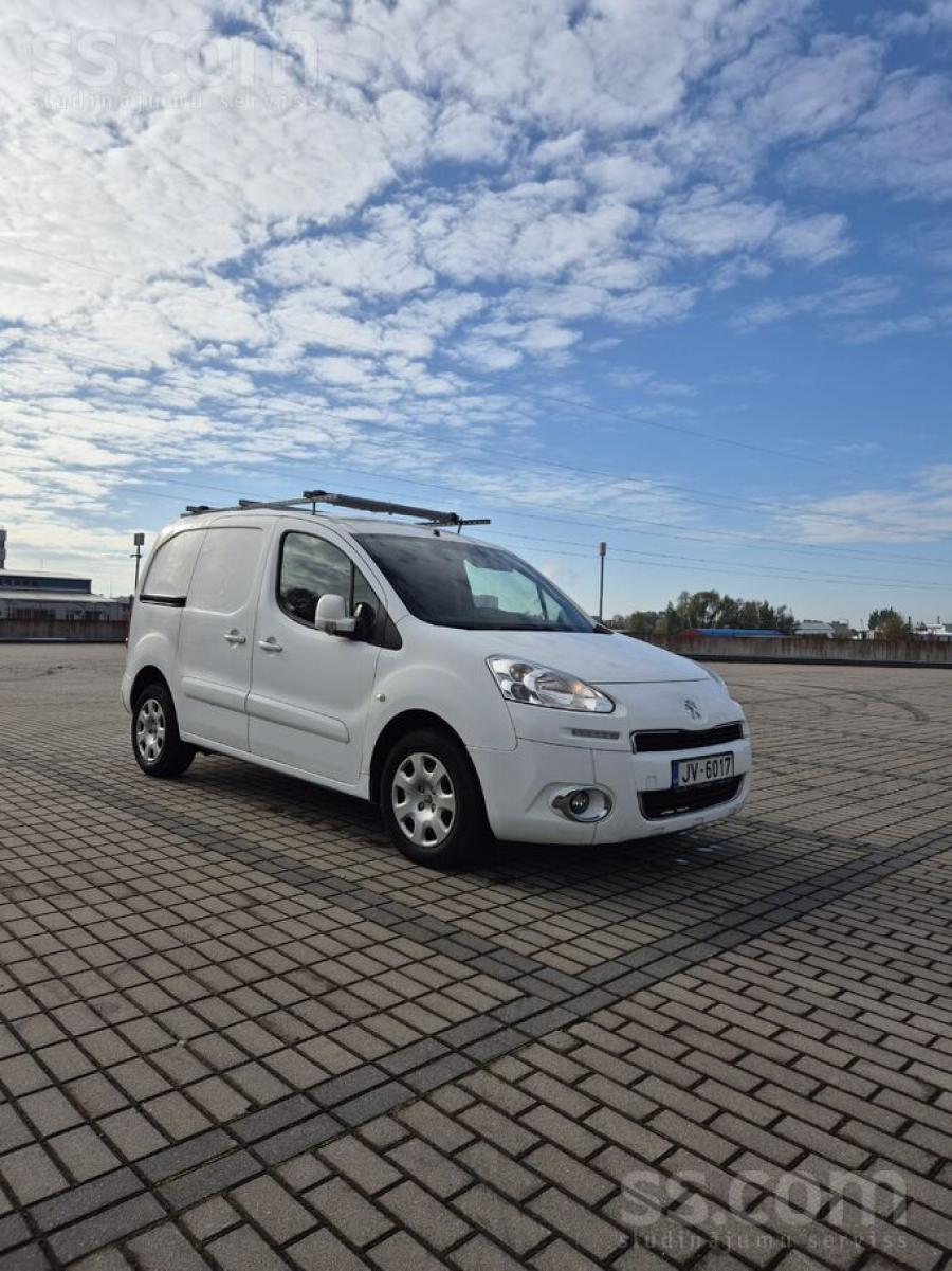 White Peugeot Partner 2015 in Riga, with an engine capacity of 1.60 L and mileage of 243 thousand km for 2800 €, photo 3 on AUTOMOTO.COM.LV