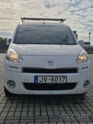 White Peugeot Partner 2015 in Riga, with an engine capacity of 1.60 L and mileage of 243 thousand km for 2800 €, photo 4 on AUTOMOTO.COM.LV