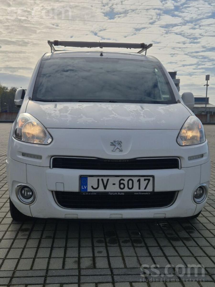 White Peugeot Partner 2015 in Riga, with an engine capacity of 1.60 L and mileage of 243 thousand km for 2800 €, photo 4 on AUTOMOTO.COM.LV