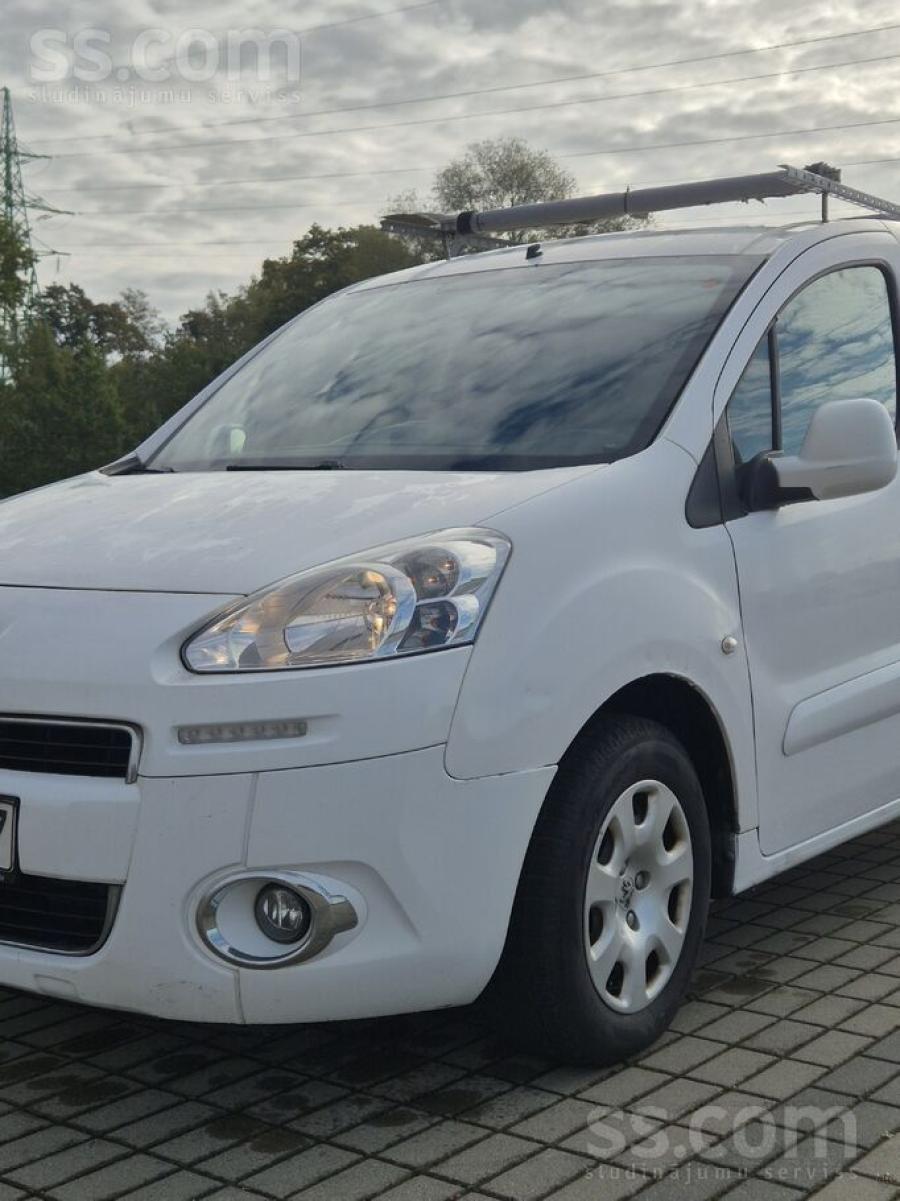 White Peugeot Partner 2015 in Riga, with an engine capacity of 1.60 L and mileage of 243 thousand km for 2800 €, photo 5 on AUTOMOTO.COM.LV