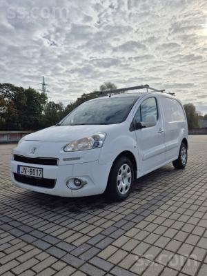 White Peugeot Partner 2015 in Riga, with an engine capacity of 1.60 L and mileage of 243 thousand km for 2800 €, photo 6 on AUTOMOTO.COM.LV