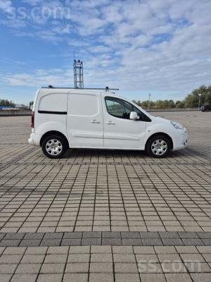 White Peugeot Partner 2015 in Riga, with an engine capacity of 1.60 L and mileage of 243 thousand km for 2800 €, photo 8 on AUTOMOTO.COM.LV