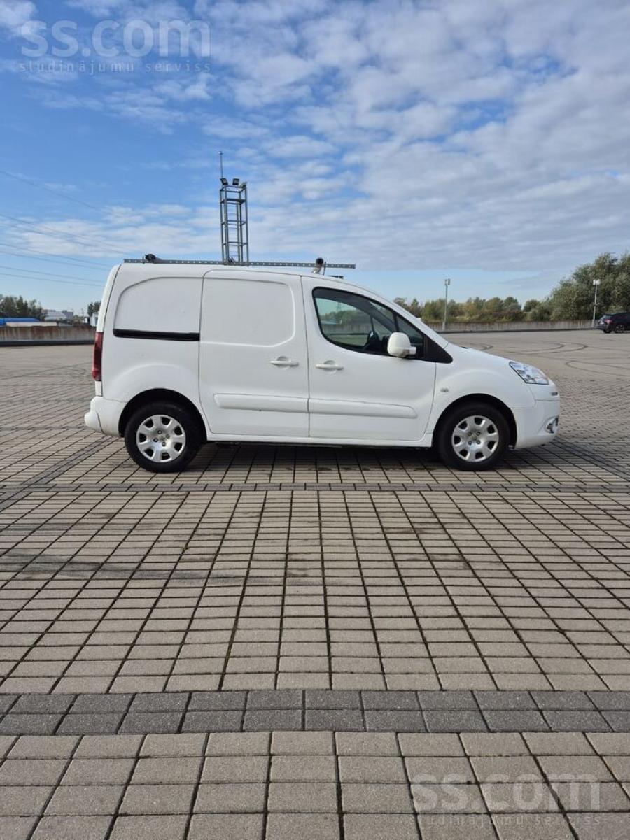 White Peugeot Partner 2015 in Riga, with an engine capacity of 1.60 L and mileage of 243 thousand km for 2800 €, photo 8 on AUTOMOTO.COM.LV