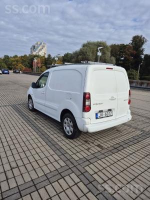 White Peugeot Partner 2015 in Riga, with an engine capacity of 1.60 L and mileage of 243 thousand km for 2800 €, photo 9 on AUTOMOTO.COM.LV