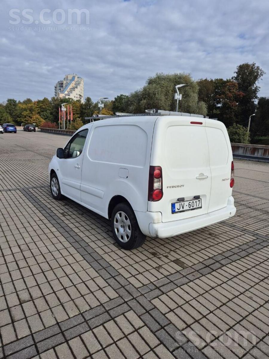 White Peugeot Partner 2015 in Riga, with an engine capacity of 1.60 L and mileage of 243 thousand km for 2800 €, photo 9 on AUTOMOTO.COM.LV