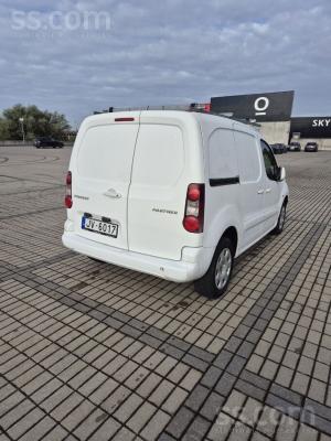 White Peugeot Partner 2015 in Riga, with an engine capacity of 1.60 L and mileage of 243 thousand km for 2800 €, photo 10 on AUTOMOTO.COM.LV