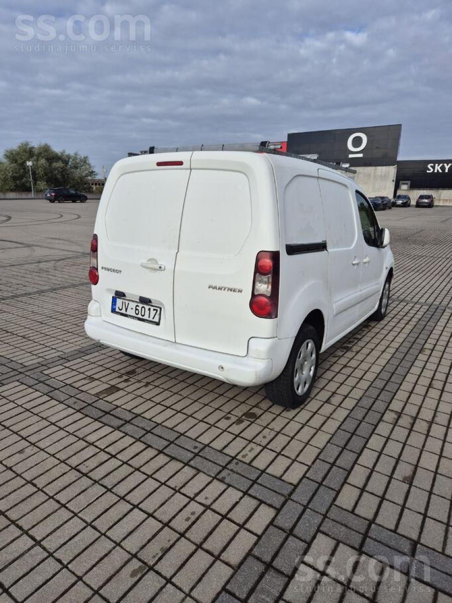 White Peugeot Partner 2015 in Riga, with an engine capacity of 1.60 L and mileage of 243 thousand km for 2800 €, photo 10 on AUTOMOTO.COM.LV