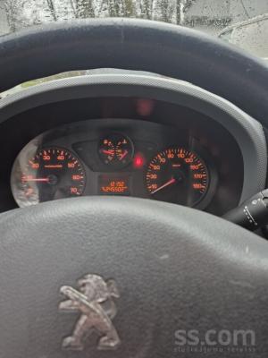 White Peugeot Partner 2015 in Riga, with an engine capacity of 1.60 L and mileage of 243 thousand km for 2800 €, photo 13 on AUTOMOTO.COM.LV