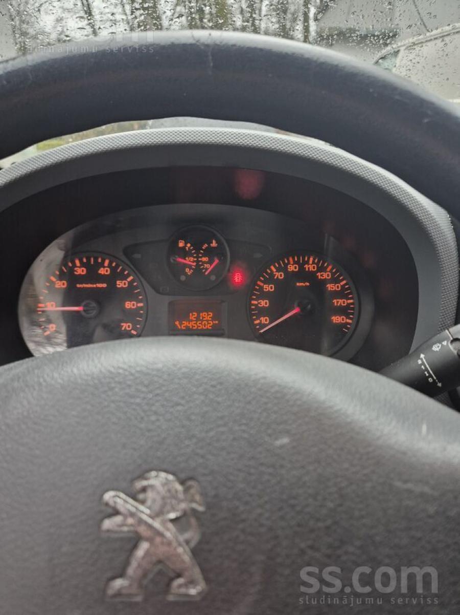 White Peugeot Partner 2015 in Riga, with an engine capacity of 1.60 L and mileage of 243 thousand km for 2800 €, photo 13 on AUTOMOTO.COM.LV