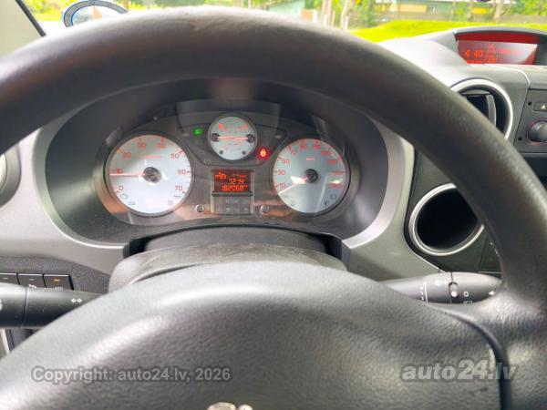 White Peugeot Partner 2017 in Tallinn, with an engine capacity of 1.60 L and mileage of 182 thousand km for 6299 €, photo 10 on AUTOMOTO.COM.LV