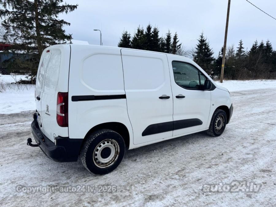 White Peugeot Partner 2020 in Tallinn, with an engine capacity of 1.50 L and mileage of 155 thousand km for 7000 €, photo 4 on AUTOMOTO.COM.LV