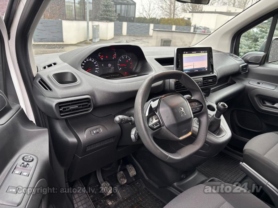 White Peugeot Partner 2021 in Parnu, with an engine capacity of 1.50 L and mileage of 171 thousand km for 10800 €, photo 8 on AUTOMOTO.COM.LV
