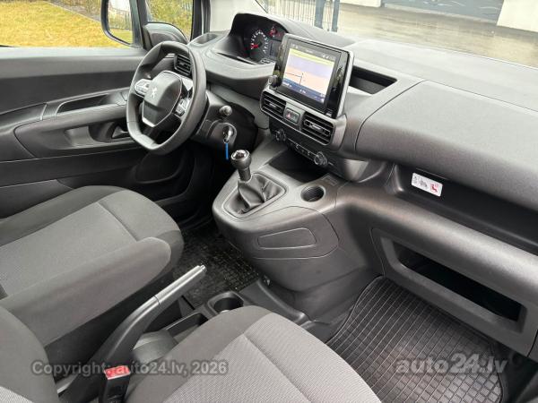 White Peugeot Partner 2021 in Parnu, with an engine capacity of 1.50 L and mileage of 171 thousand km for 10800 €, photo 8 on AUTOMOTO.COM.LV