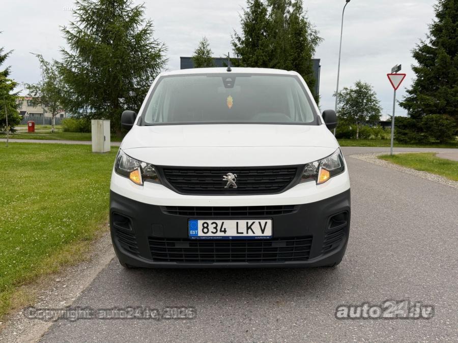 White Peugeot Partner 2021 in Johvi, with an engine capacity of 1.50 L and mileage of 160 thousand km for 10700 €, photo 9 on AUTOMOTO.COM.LV