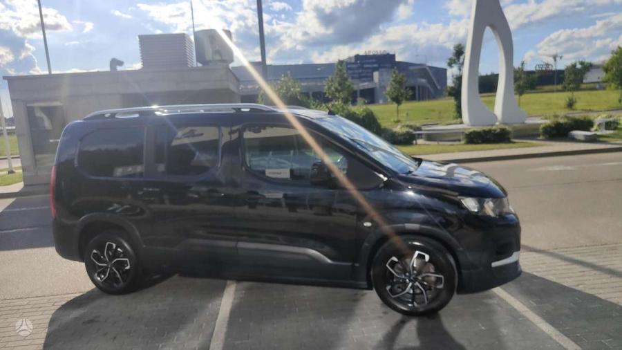 Black Peugeot Rifter 2019 in Vilnius, with an engine capacity of 1.50 L and mileage of 156 thousand km for 11700 €, photo 3 on AUTOMOTO.COM.LV
