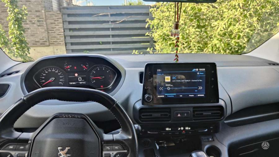 Black Peugeot Rifter 2019 in Vilnius, with an engine capacity of 1.50 L and mileage of 156 thousand km for 11700 €, photo 6 on AUTOMOTO.COM.LV