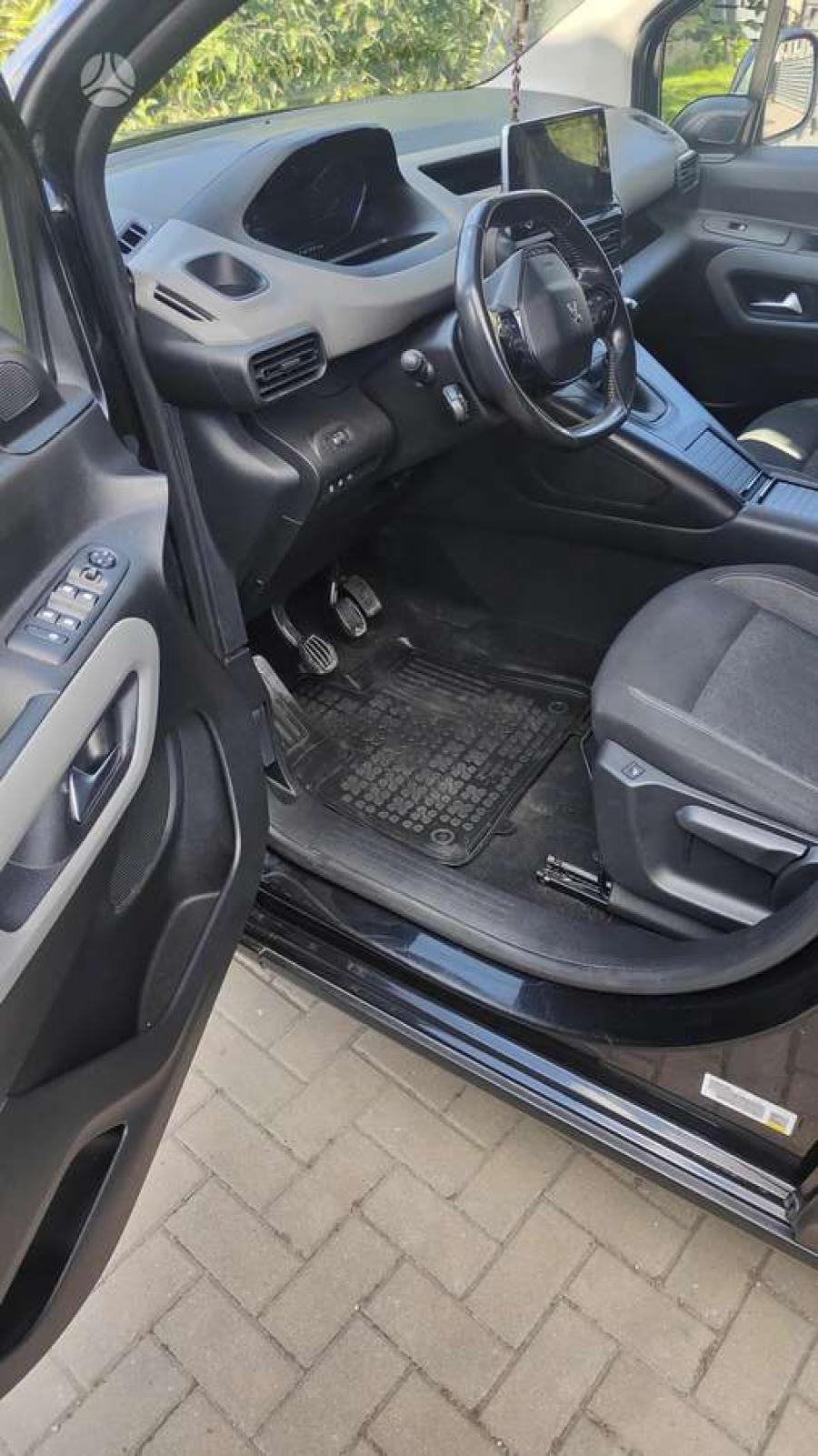 Black Peugeot Rifter 2019 in Vilnius, with an engine capacity of 1.50 L and mileage of 156 thousand km for 11700 €, photo 10 on AUTOMOTO.COM.LV