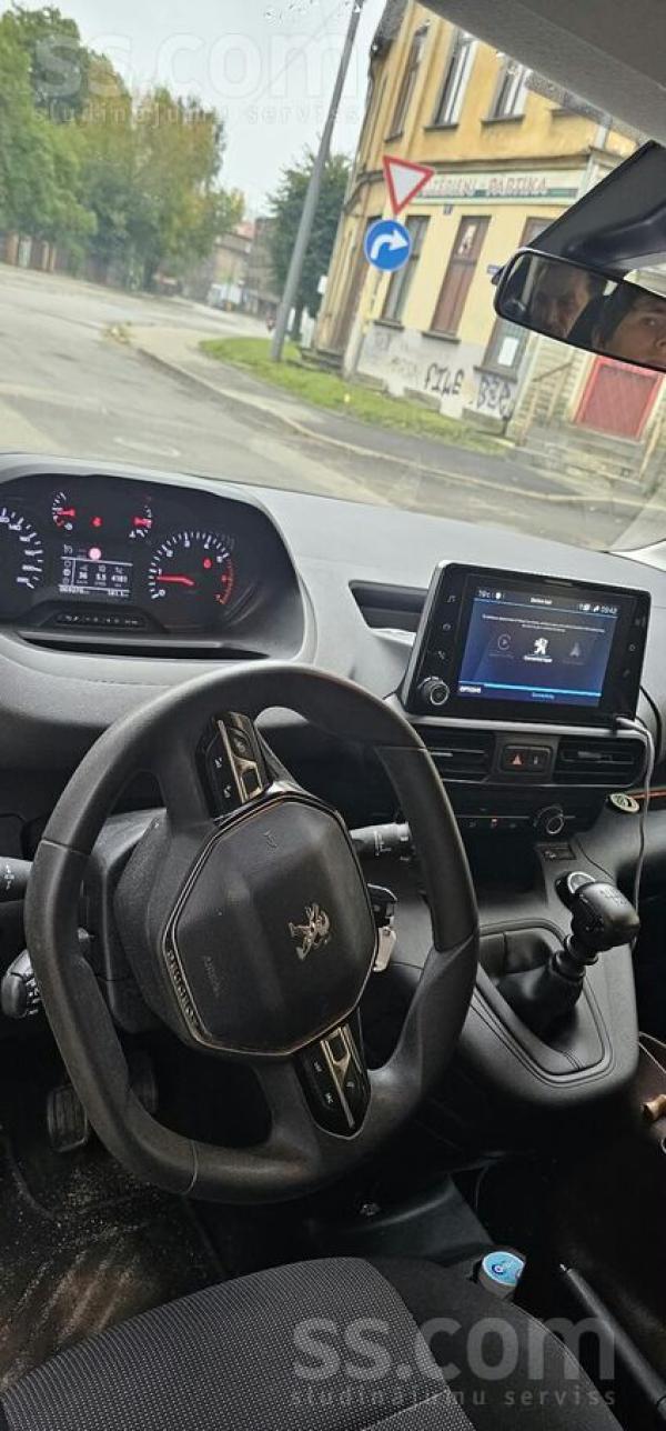 Melns Peugeot Rifter 2023 Rīga, ar dzinēja tilpumu 1.50 L un nobraukumu 70 tūkst. km par 18099 €, foto 5 vietnē AUTOMOTO.COM.LV