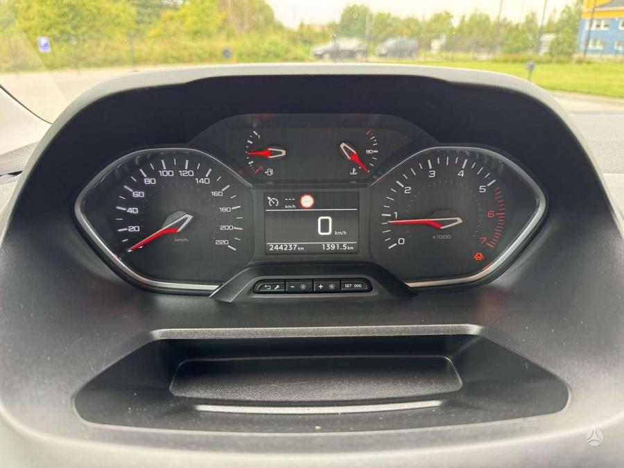 Zils Peugeot Rifter 2019 Telšiai, ar dzinēja tilpumu 1.50 L un nobraukumu 244 tūkst. km par 9300 €, foto 37 vietnē AUTOMOTO.COM.LV