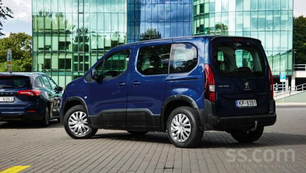 Blue Peugeot Rifter 2019 in Riga, with an engine capacity of 1.20 L and mileage of 128 thousand km for 10450 €, photo 5 on AUTOMOTO.COM.LV