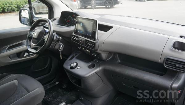 Blue Peugeot Rifter 2019 in Riga, with an engine capacity of 1.20 L and mileage of 128 thousand km for 10450 €, photo 11 on AUTOMOTO.COM.LV