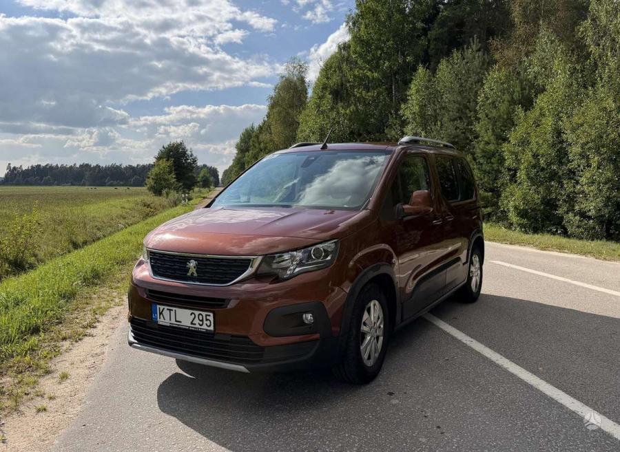 Brown Peugeot Rifter 2018 in Plunge, with an engine capacity of 1.50 L and mileage of 264 thousand km for 8600 €, photo 1 on AUTOMOTO.COM.LV