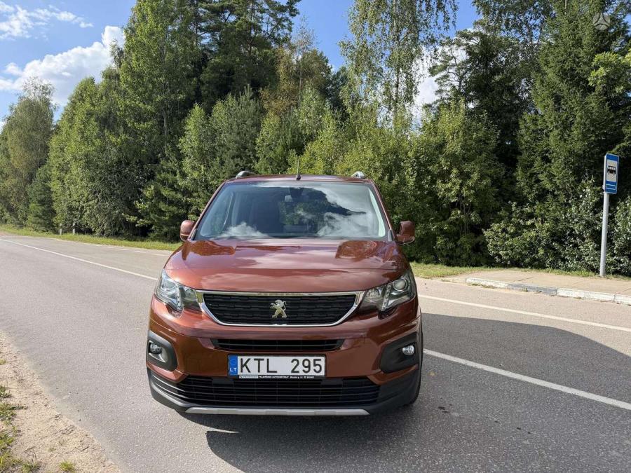 Brown Peugeot Rifter 2018 in Plunge, with an engine capacity of 1.50 L and mileage of 264 thousand km for 8600 €, photo 3 on AUTOMOTO.COM.LV