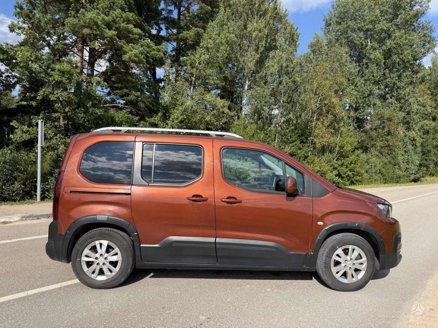 Brown Peugeot Rifter 2018 in Plunge, with an engine capacity of 1.50 L and mileage of 264 thousand km for 8600 €, photo 4 on AUTOMOTO.COM.LV