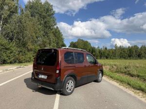 Brown Peugeot Rifter 2018 in Plunge, with an engine capacity of 1.50 L and mileage of 264 thousand km for 8600 €, photo 5 on AUTOMOTO.COM.LV