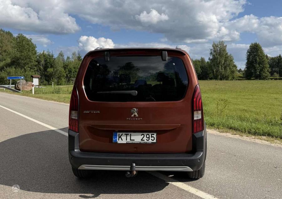 Brown Peugeot Rifter 2018 in Plunge, with an engine capacity of 1.50 L and mileage of 264 thousand km for 8600 €, photo 6 on AUTOMOTO.COM.LV