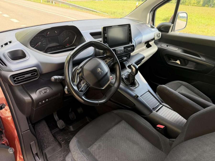 Brown Peugeot Rifter 2018 in Plunge, with an engine capacity of 1.50 L and mileage of 264 thousand km for 8600 €, photo 9 on AUTOMOTO.COM.LV