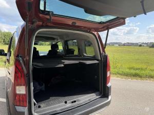 Brown Peugeot Rifter 2018 in Plunge, with an engine capacity of 1.50 L and mileage of 264 thousand km for 8600 €, photo 17 on AUTOMOTO.COM.LV