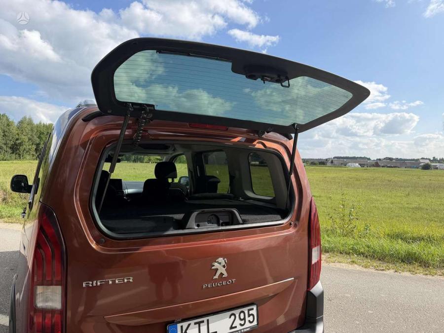Brown Peugeot Rifter 2018 in Plunge, with an engine capacity of 1.50 L and mileage of 264 thousand km for 8600 €, photo 18 on AUTOMOTO.COM.LV