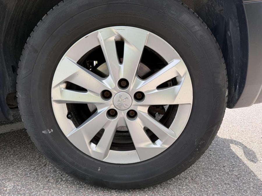 Brown Peugeot Rifter 2018 in Plunge, with an engine capacity of 1.50 L and mileage of 264 thousand km for 8600 €, photo 19 on AUTOMOTO.COM.LV