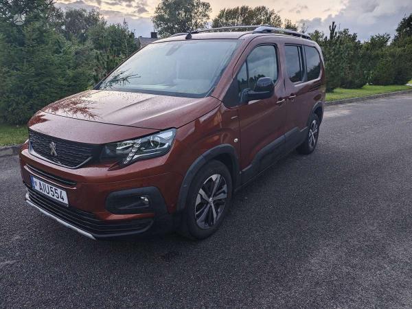 Brown Peugeot Rifter 2019 in Skuodas, with an engine capacity of 1.20 L and mileage of 176 thousand km for 12400 €, photo 4 on AUTOMOTO.COM.LV