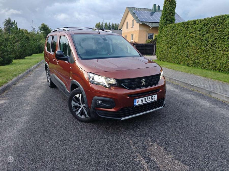 Brown Peugeot Rifter 2019 in Skuodas, with an engine capacity of 1.20 L and mileage of 176 thousand km for 12400 €, photo 5 on AUTOMOTO.COM.LV