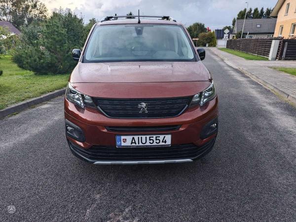 Brown Peugeot Rifter 2019 in Skuodas, with an engine capacity of 1.20 L and mileage of 176 thousand km for 12400 €, photo 6 on AUTOMOTO.COM.LV
