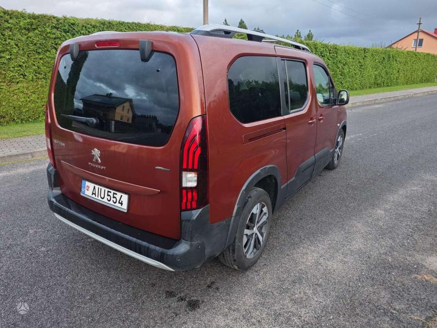 Brown Peugeot Rifter 2019 in Skuodas, with an engine capacity of 1.20 L and mileage of 176 thousand km for 12400 €, photo 8 on AUTOMOTO.COM.LV
