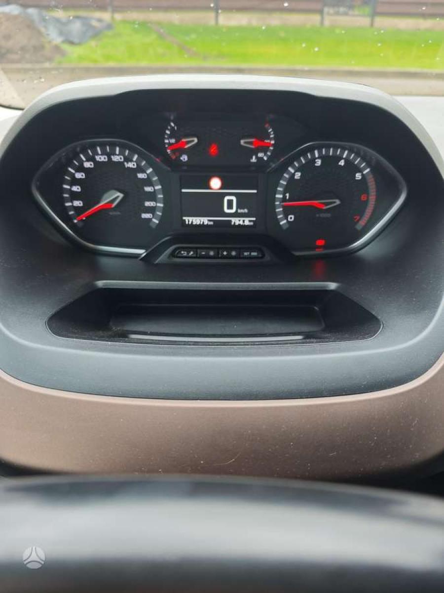Brown Peugeot Rifter 2019 in Skuodas, with an engine capacity of 1.20 L and mileage of 176 thousand km for 12400 €, photo 16 on AUTOMOTO.COM.LV