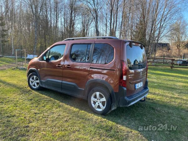 Brūns Peugeot Rifter 2018 Tallina, ar dzinēja tilpumu 1.50 L un nobraukumu 139 tūkst. km par 9700 €, foto 3 vietnē AUTOMOTO.COM.LV