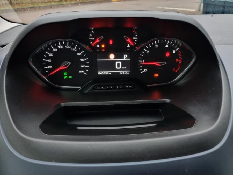 Grey Peugeot Rifter 2020 in Riga, with an engine capacity of 1.50 L and mileage of 45 thousand km for 18770 €, photo 17 on AUTOMOTO.COM.LV