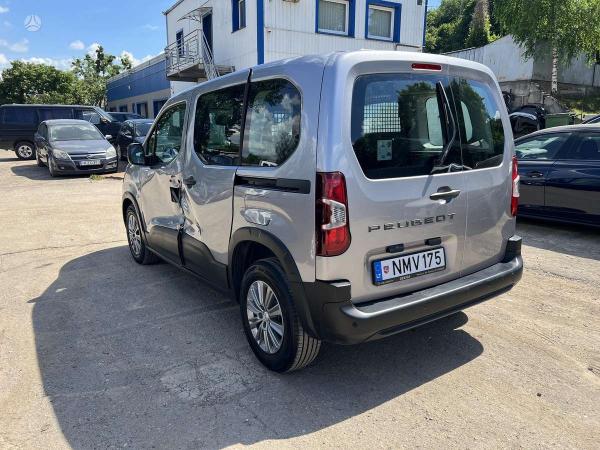 Grey Peugeot Rifter 2025 in Kaunas, with an engine capacity of 1.50 L and mileage of 15 thousand km for 11900 €, photo 3 on AUTOMOTO.COM.LV